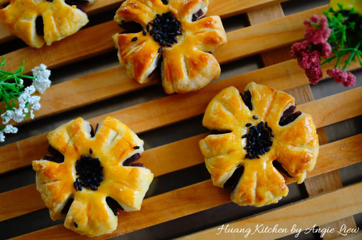 Plum Blossom Mooncakes Recipe (Red Bean) 梅花红豆酥皮月饼 | Huang Kitchen