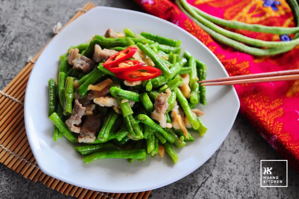 Stir Fry Chinese Long Bean With Pork Belly 长豆炒五花肉 - Huang Kitchen