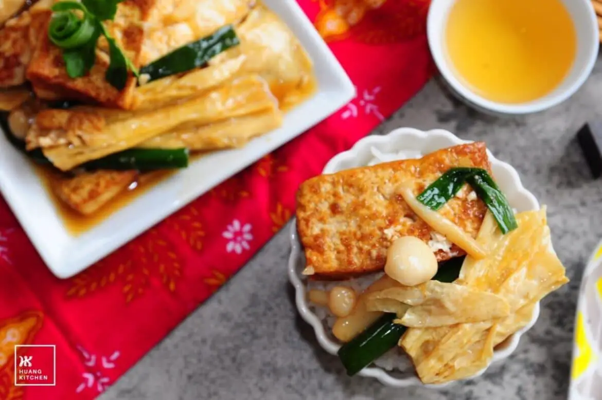 Braised Tofu with Beancurd Stick Recipe 红烧豆腐焖豆支 | Huang Kitchen